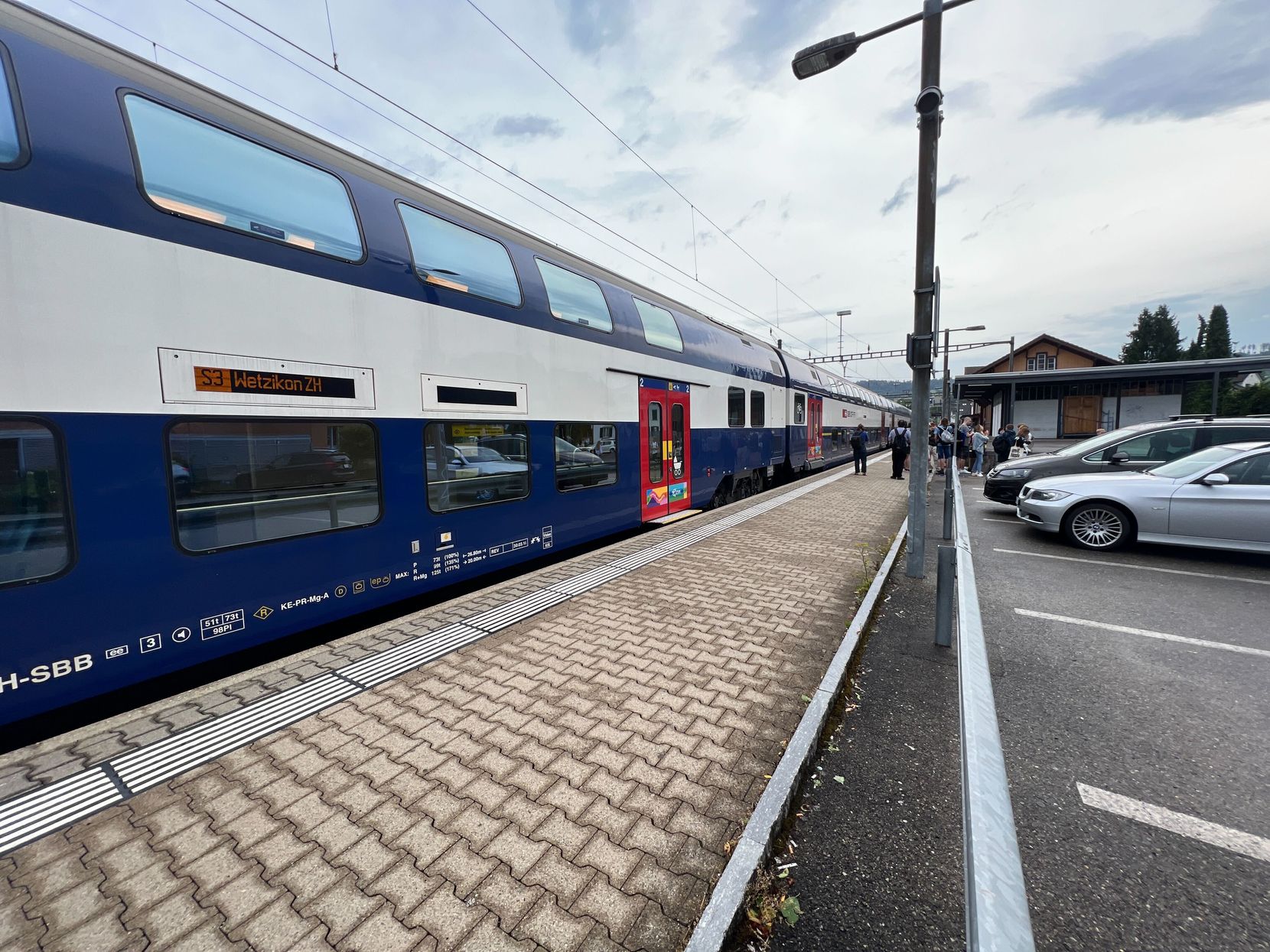 Rollstuhlfahrer pöbelt Schwangere an und fährt ihr über die Füsse | Züriost